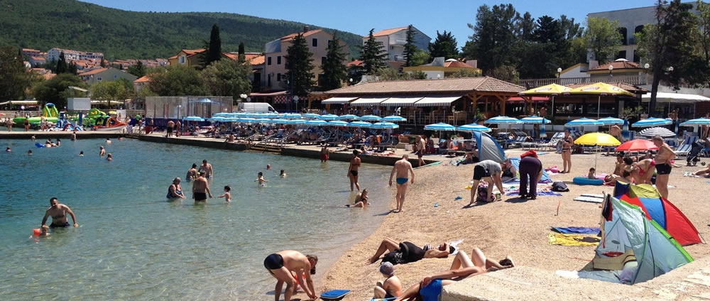 Strand Rokan in Selce, Kvarner, Kroatien. Fotos, Karten und ...